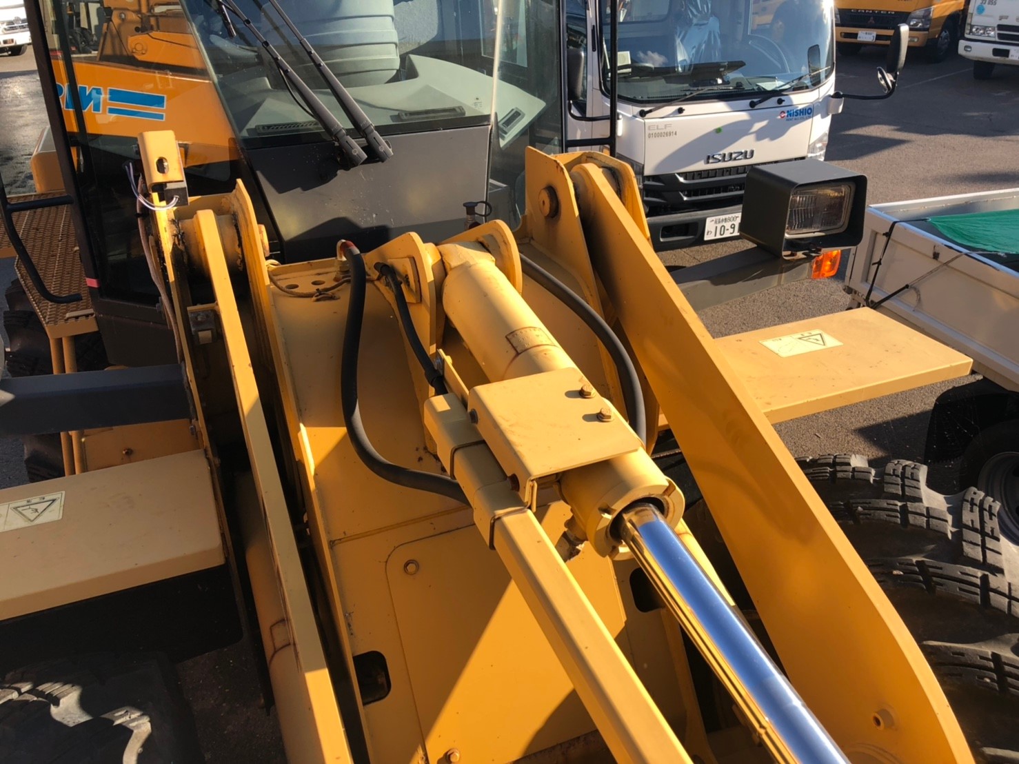 CAT【キャタピラ】910G-2ホイルローダー【小牧】バケットシリンダーホース交換 | 油圧ホース修理サポート